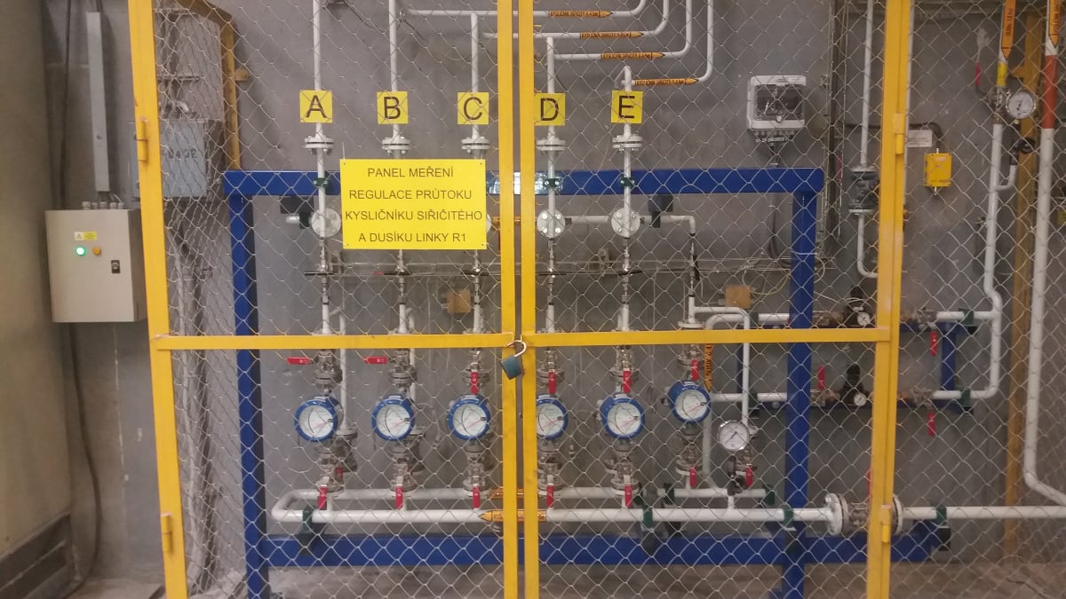 Flow measurement of sulphur dioxide (SO 2 ) and nitrogen (N 2 ) in flat ...