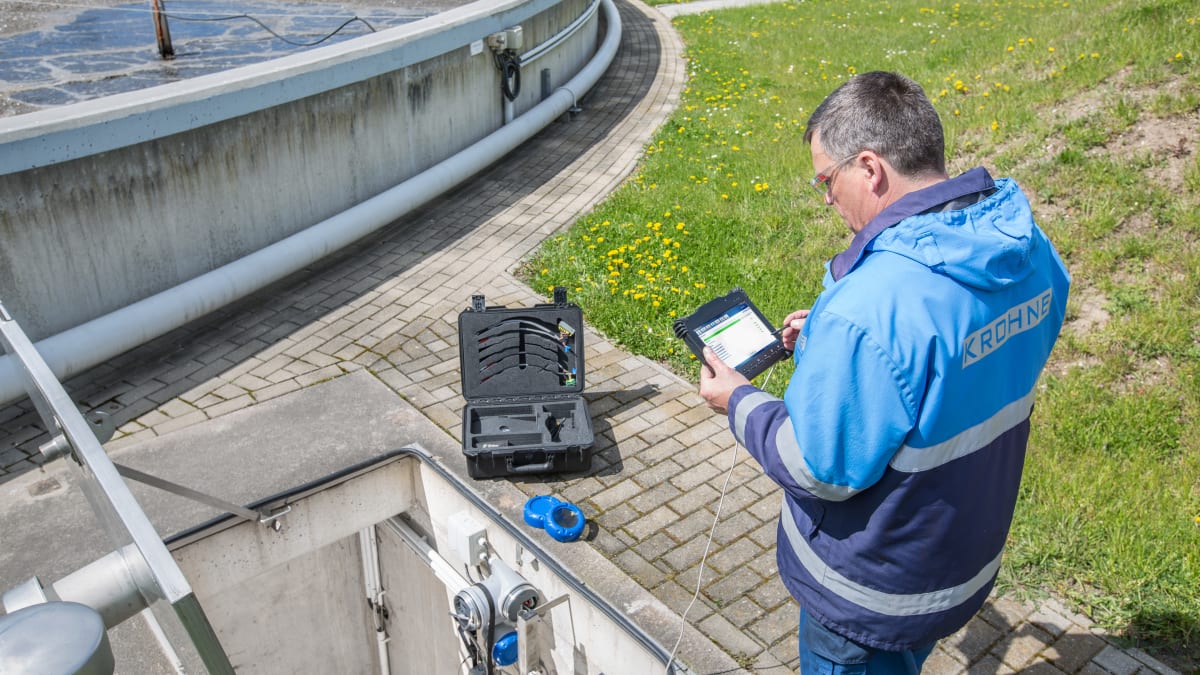 Manufacturer-independent functional testing of flowmeters in sewer ...