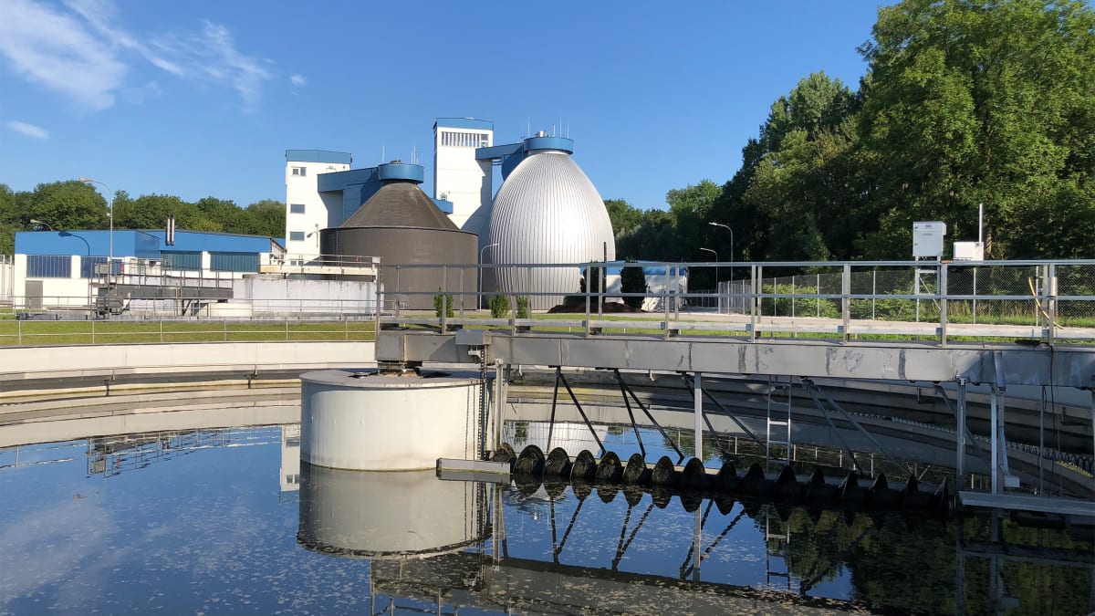 Sludge level measurement in secondary clarifiers in a municipal ...