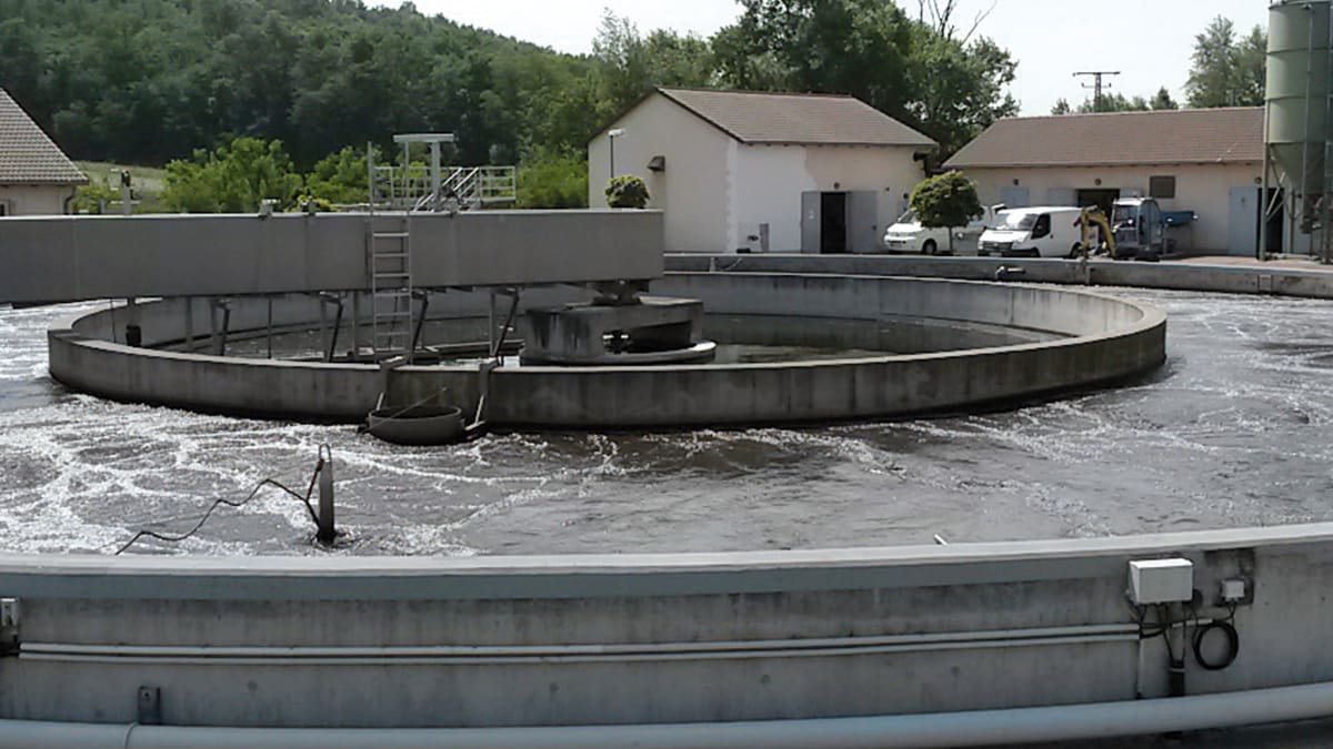 Measuring ORP in the aeration basin of a wastewater treatment plant ...