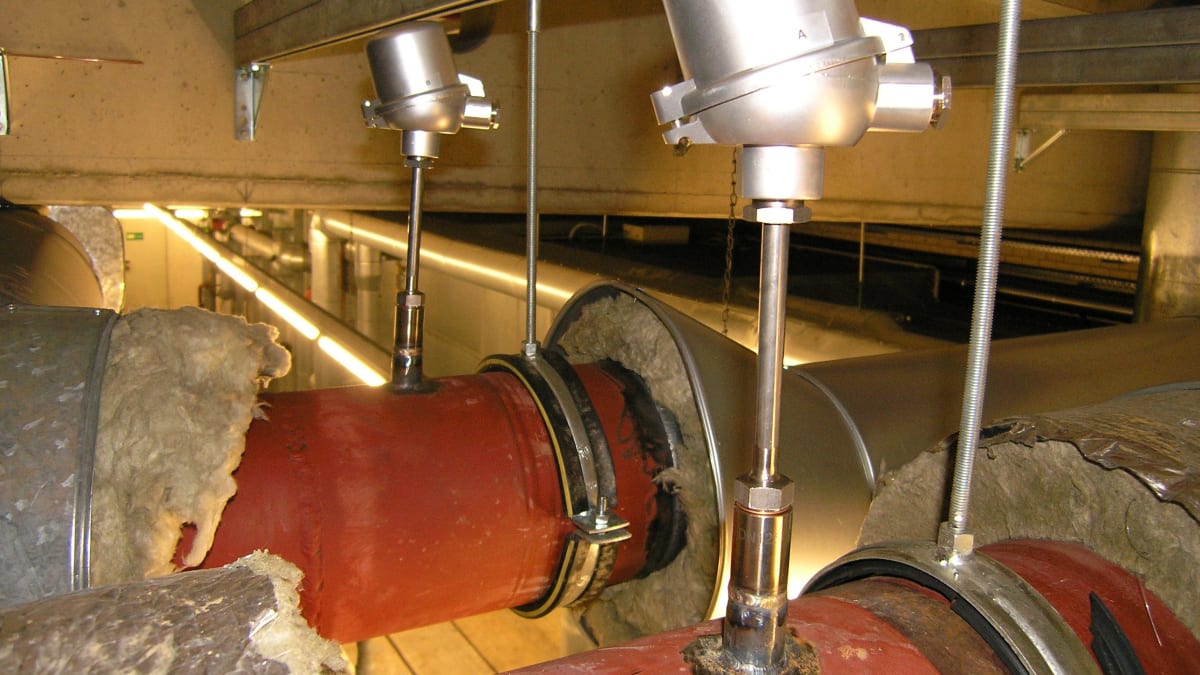 Measuring the temperature in steam pipelines in a chemical plant ...