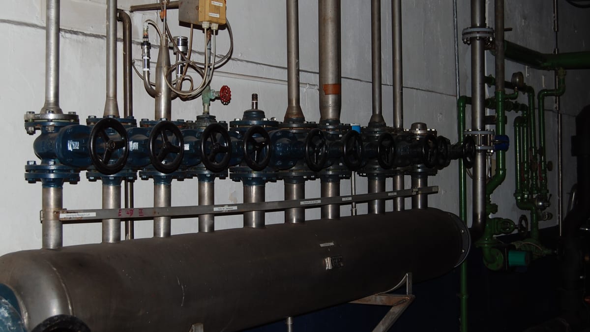 Standard volume compressed air measurement in a distribution station ...