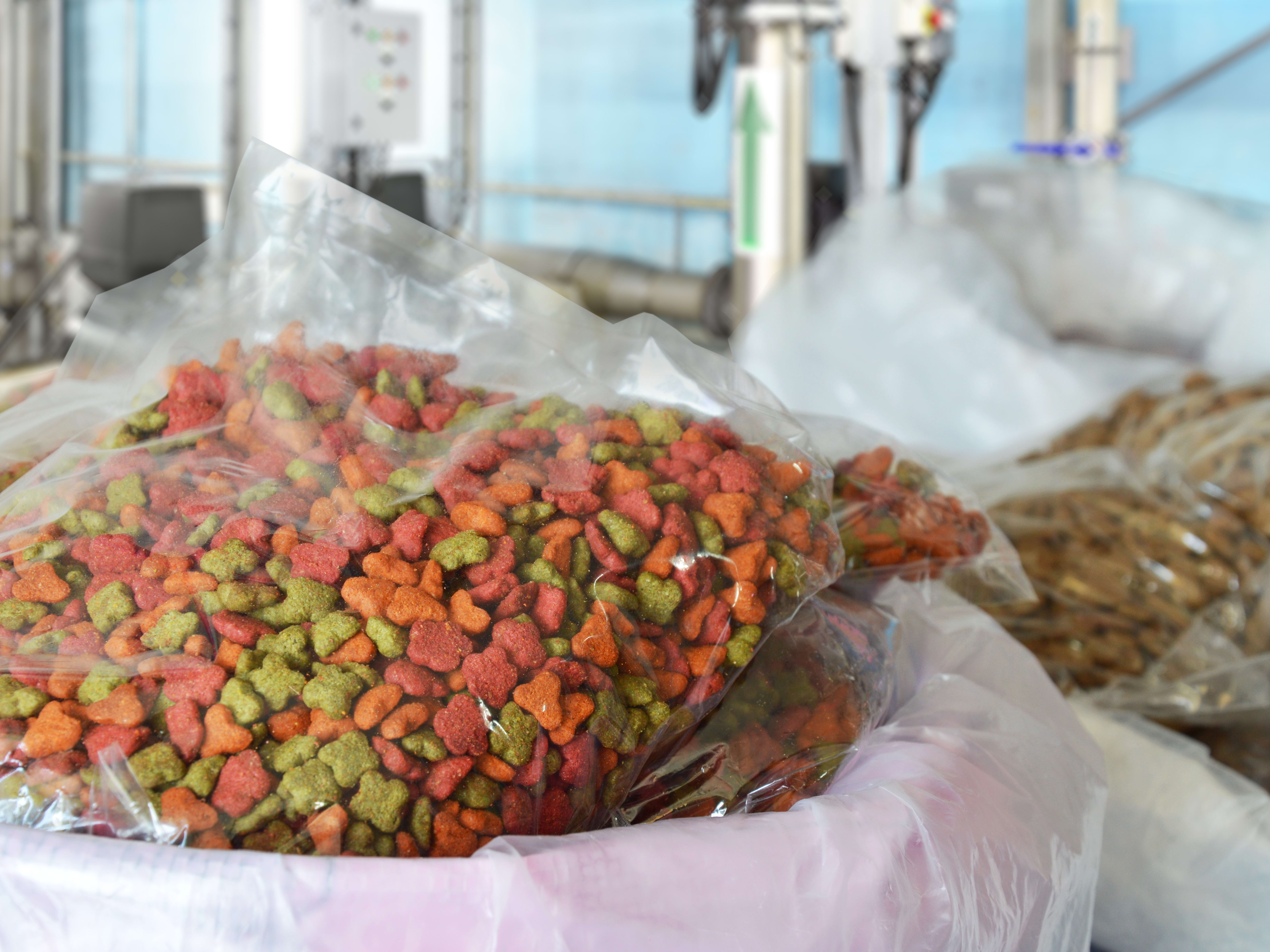 Producción de alimentos preparados para mascotas en la industria ...