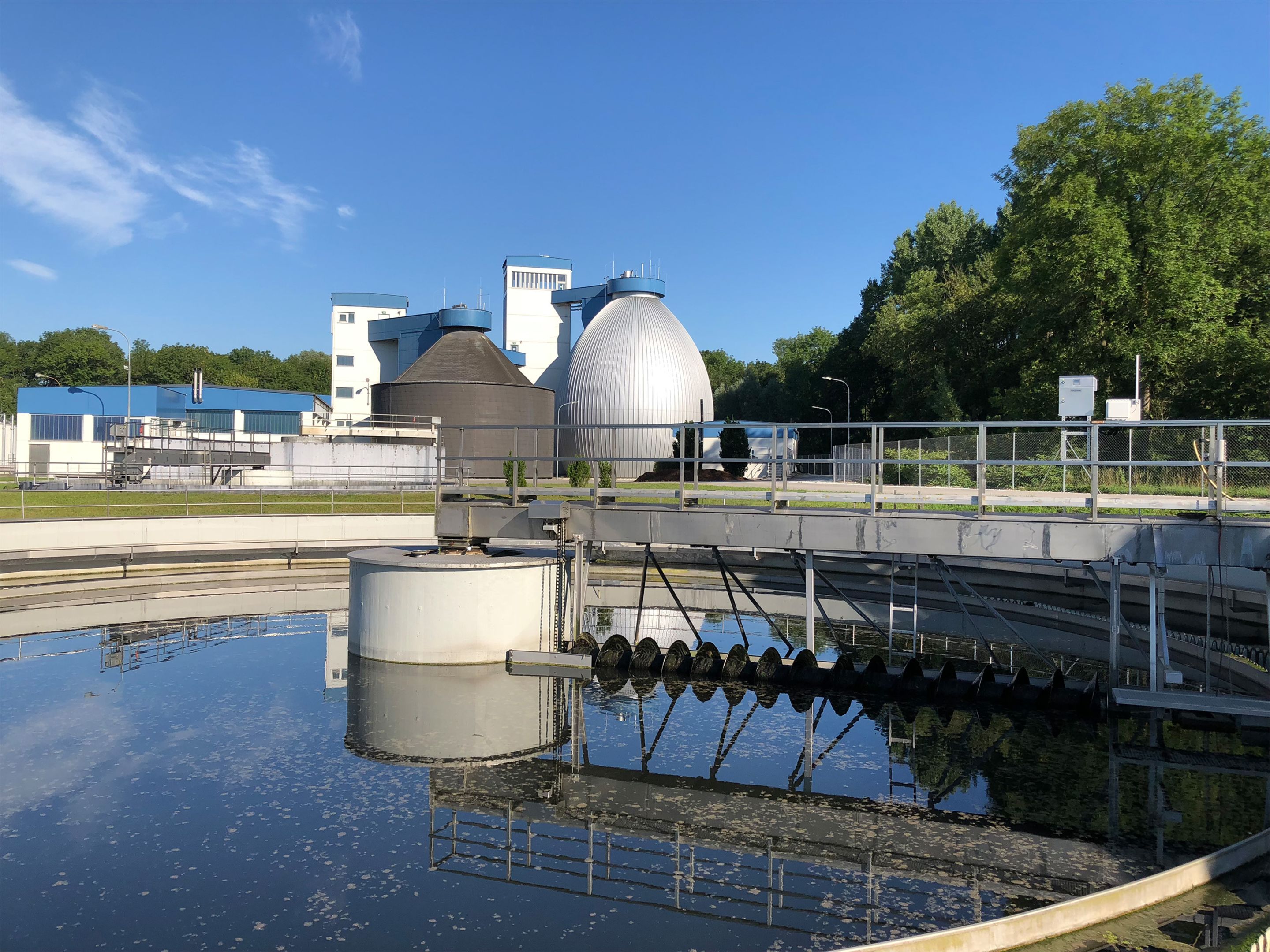 Mesure du niveau de boues dans les décanteurs secondaires d'une station ...